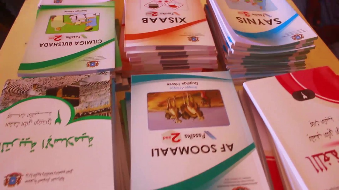 Buugaag Waxbarasho oo la Gaarsiiyay Deegaan ka Tirsan Degmada Hobyo ...